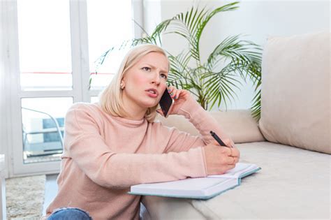 집에서 일하고 전화통화를 하고 메모서에 메모를 쓰는 소녀 기업가 또는 학생 작업 또는 집에서 공부 하 고 메모를 작성 집에서