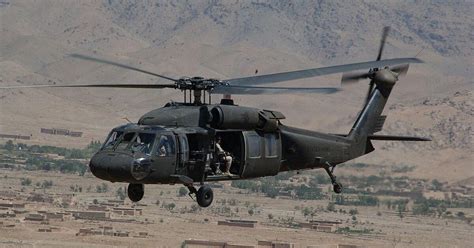 Sikorsky Uh 60 Black Hawk El Helicóptero Militar Que Chocó Contra Un