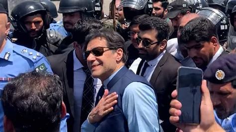 بعد إدانته في قضايا فساد محامي عمران خان يتقدم بالطعن على الحكم