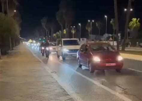 Un Motorista Intenta Adelantar A La Policía Por El Arcén Y Los Agentes