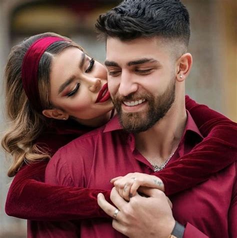 لبخند من عاشقِ عشق و عشقْ هم عاشق من تَنْ عاشقِ جان آمد و جانْ عاشقِ تن گَهْ من آرم دو دست