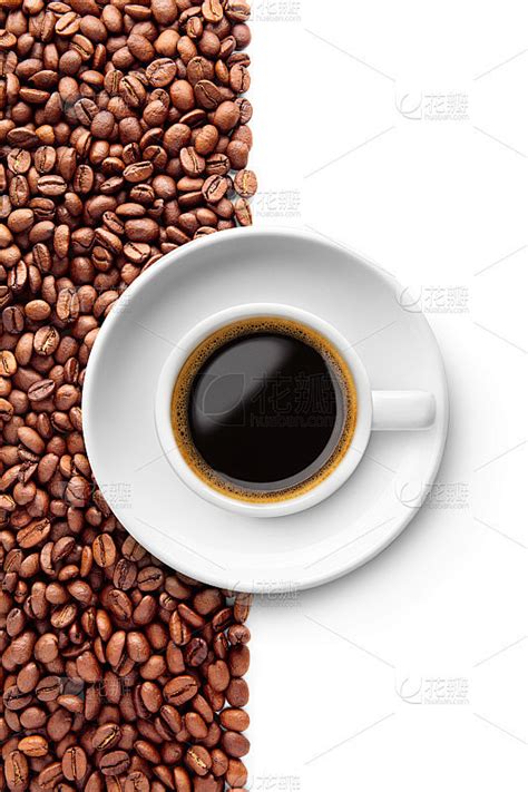 咖啡豆背景的咖啡杯