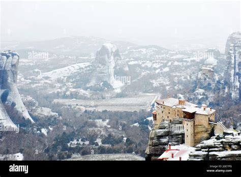 Le Saint Monastère de Rousanou sous de fortes chutes de neige Meteora