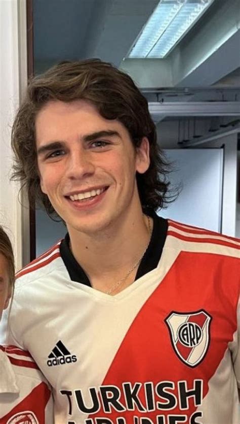 Míralo En 2024 Actores Chicos Famosos Celebridades Bonitos