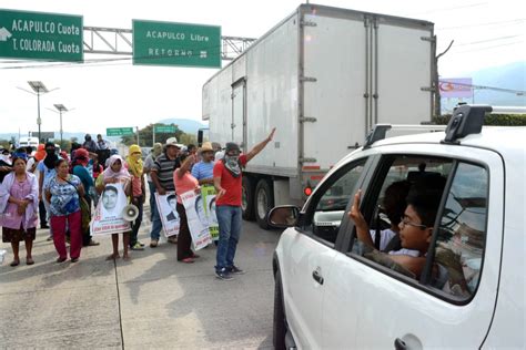 Bloquean Padres De Los 43 La Autopista Del Sol En Chilpancingo Porque