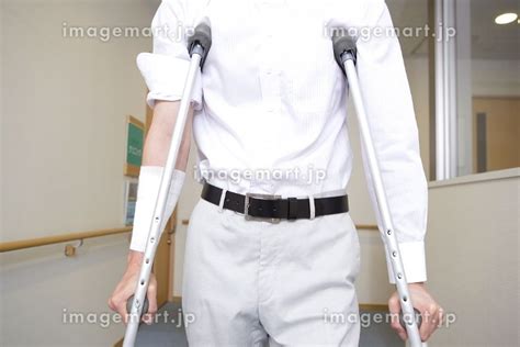 松葉杖をつく男性患者の写真素材 24002621 イメージマート
