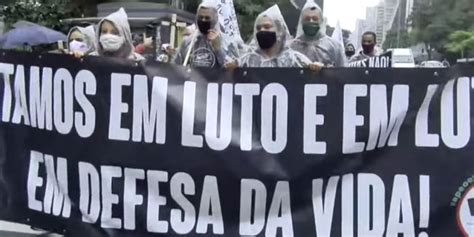 Professores em greve fazem caminhada a favor da vida e contra aulas presenciais Rádio Peão Brasil