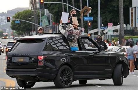 صور ماديسون بير تتظاهر على سقف إحدى السيارات فى لوس أنجلوس عين