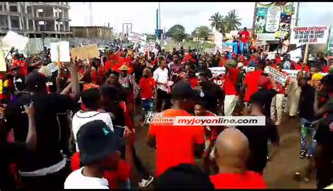 Ashaiman Residents Block Major Highways To Protest Deplorable Roads
