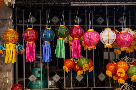 태국에서 Loy Kratong 또는이 크 라 통 보름달 이벤트에서 장식 화려한 종이 등불 11월에 대한 스톡 사진 및 기타