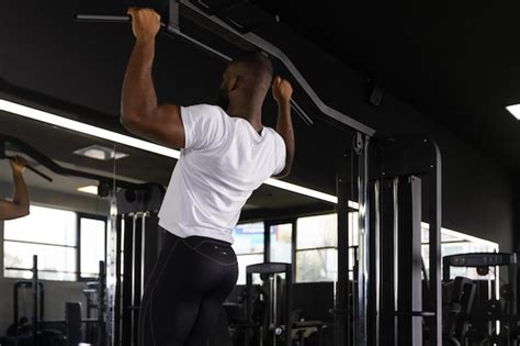 Premium Photo Fit And Muscular African Man Pulling Up On Horizontal