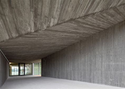 Taller Básico De Arquitecturas Nursery With Faceted Concrete Corridor