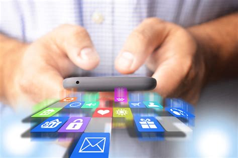 애플 리 케이 션 탐색 또는 개발 프로그래머 손에 스마트폰 앞에 다채로운 아이콘으로 제안 그래픽 사용자 인터페이스에 대한 스톡 사진 및 기타 이미지 그래픽 사용자