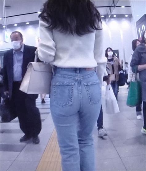色気ムンムンでスタイル抜群の美女がスキニーデニム履いて美尻を大きくふって男を挑発して歩く姿に興奮 めっちゃリアル