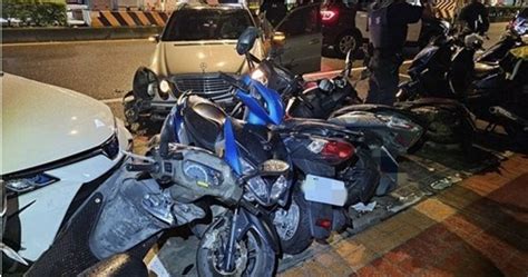 酒後駕駛賓士狂飆桃園男子連撞11輛機車 酒測值爆表0 66慘了 社會 CTWANT