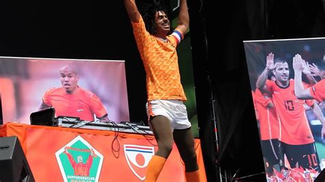 Oranje Fan Bart Schrikt En Stopt Als Rasta Ruud Ik Wilde Geld Ophalen