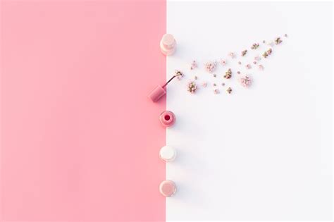 파스텔 핑크와 화이트 배경에 작은 꽃 장식핑크 매니큐어 레이아웃과 트렌디 한 디자인 템플릿 플랫 레이 스타일 공간을 복사합니다 0명에 대한 스톡 사진 및 기타 이미지