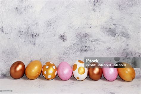 콘크리트 배경에 황금 부활절 달걀을 장식 최소한의 휴가 개념 행복한 부활절 배경입니다 집에서 계란의 창조적 인 그림 착색을위한 간단한 도면의 아이디어 텍스트 장소 엽서 화면