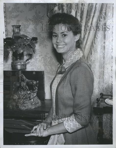 Roberta Shore