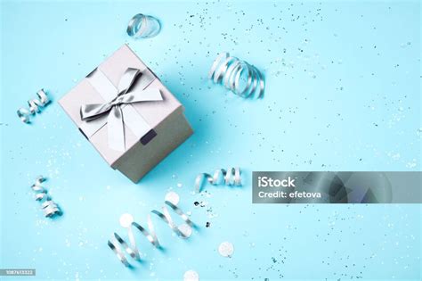 크 래 프 트 선물 실버 새틴 나비와 블루 파스텔 바탕에 은색 반짝이 상자 2019년에 대한 스톡 사진 및 기타 이미지