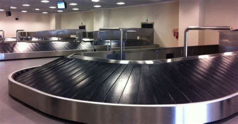 공항 컨베이어 벨트에 끼여 아이 숨져