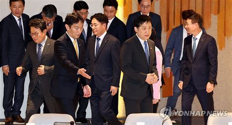 자리로 향하는 김주현 금융위원장과 이복현 금감원장 연합뉴스