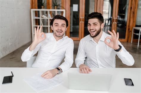 Dos Compañeros De Trabajo Discuten Negocios En La Oficina Foto Premium