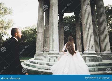 Matrimonio De Lujo Pareja Novia Y Novio Posando En Una Ciudad De Lujo
