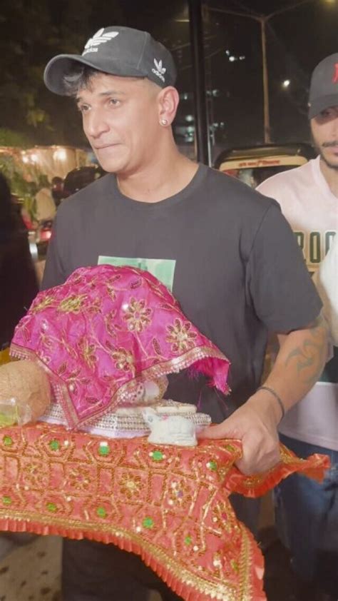 Bollywood Stars Welcoming Ganpati Ji To Their Homes With Great Devotion