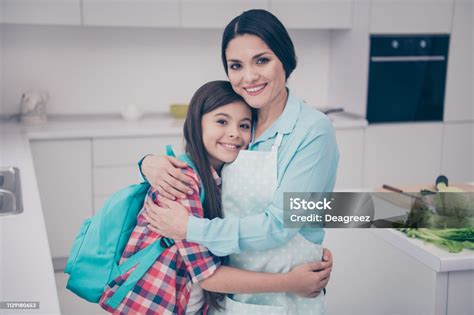 두 좋은 귀여운 애 교 사랑 스러운 달콤한 매력적인 매력적인 명랑 한 명랑 한 사람들이 성숙한 엄마 껴 안고 빛 흰색 부엌 집 인테리어 실내에서 초상화 가방에 대한 스톡