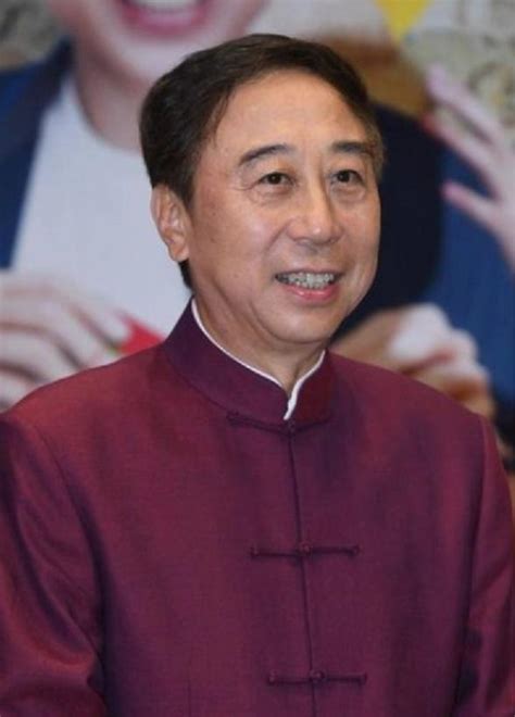 63歲馮鞏怕老婆？女粉絲摟腰拍照被「嫌棄」，結婚36年恩愛如初 每日頭條