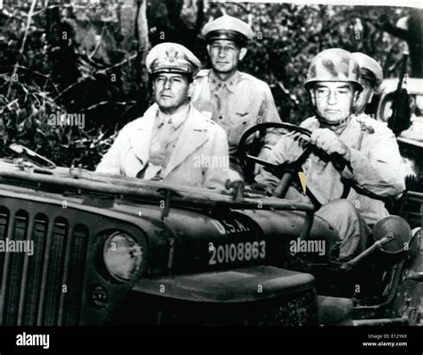 Lt Gen Robert L Eichelberger Fotos Und Bildmaterial In Hoher
