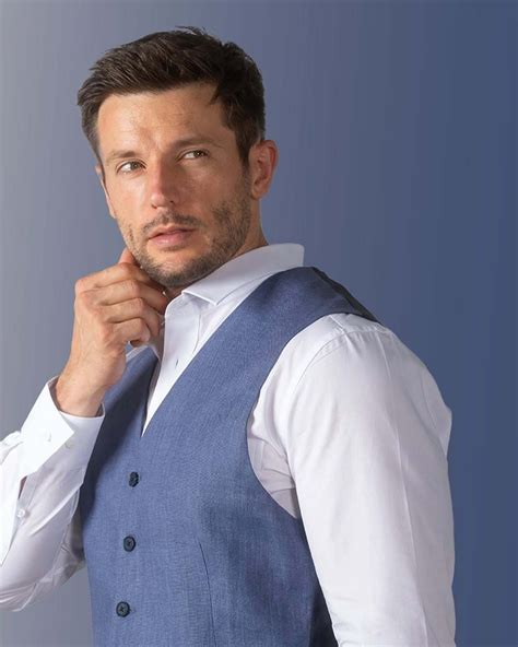 Abito Azzurro Chiaro A Tre Pezzi Con Camicia Bianca Hockerty