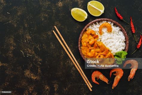 소박한 어두운 배경에 카레 소스에 새우와 쌀 아시아 식품의 개념입니다 보기 상위 공간을 복사 합니다 0명에 대한 스톡 사진 및
