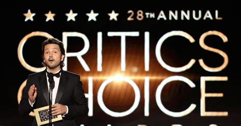 Así Fue El Saludo En Español De Diego Luna En Los Critics Choice Awards