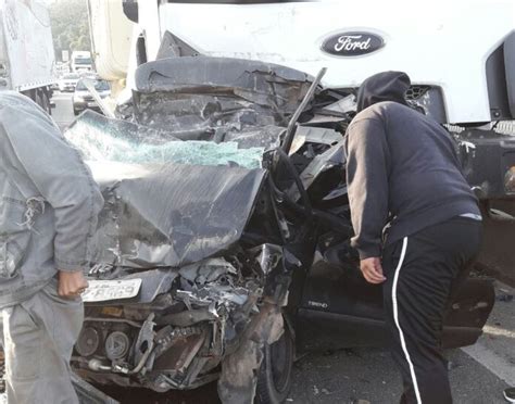Três Morrem Após Carro Ser Prensado Por Dois Caminhões Na Br 101 Em