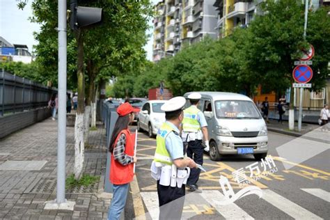 大学生志愿者与交巡警一起上路开展交通劝导 城建交通 精品万州