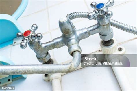 매우 더러운 물 수돗물 석회질과 욕실에서 녹오래된 수도꼭지 샤워 믹서 탭의 석회화 된 세부 사항은 청소할 필요가 가정 생활에 대한 스톡 사진 및 기타 이미지 Istock