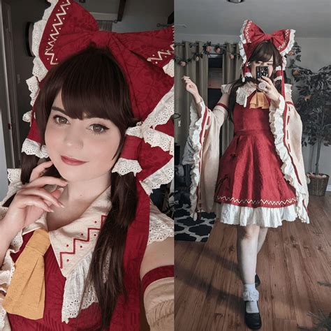 Touhou Reimu Cosplay