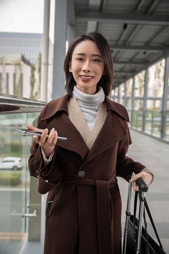기내 반입 수하물을 들고 공항 터미널 안을 걷고 있는 사업가 공항에 대한 스톡 사진 및 기타 이미지 공항 관광 관광객