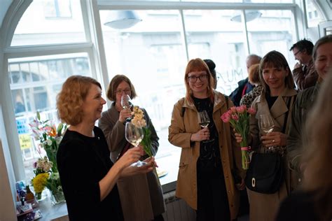 Galerii Sirja Liisa Eelma Ja Tiina Sarapu Avasid ühisnäituse Must