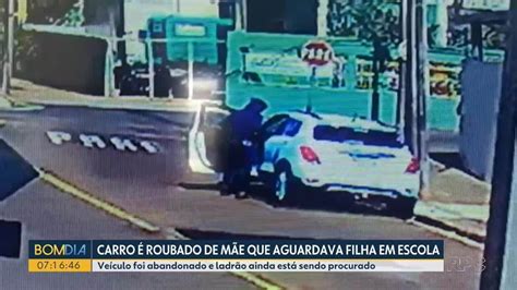 Câmeras de segurança registram momento em que carro de mãe que