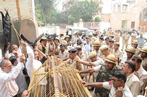 किसानों ने सांसद सुनीता दुग्गल का काले झंडे दिखाकर किया विरोध