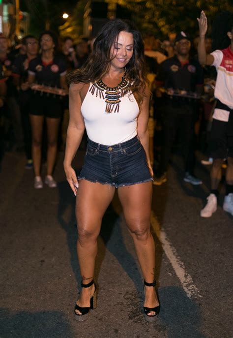 De body e shortinho Viviane Araújo cai no samba em ensaio de rua Quem Rio de Janeiro