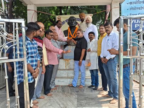 Jamshedpur जेपी नारायण की जयंती पर भाजमो ने मानगो में की माल्यार्पण