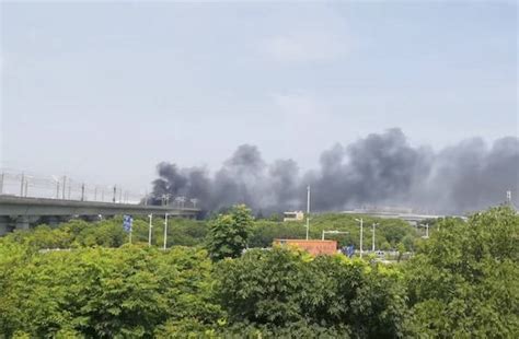 园工路一集装箱货车起火 幸无人员伤亡嘉定区处置火情