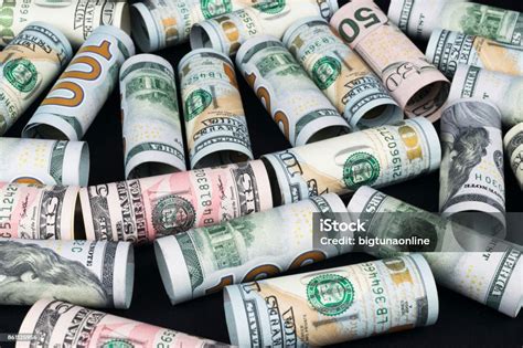 달러입니다 달러 지폐는 다른 위치에 롤 미국 미국 통화 Onblack 보드입니다 미국 달러 지폐는 검은 배경에 모든 종류로 롤