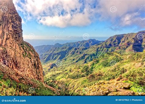 岩石山沟在戈梅拉岛 库存照片 图片 包括有 岩石 闹事 石头 海岛 观点 海运 下来 远程 48107962