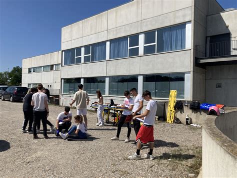 Ejercicios prácticos en el exterior del Campus de Salt de los