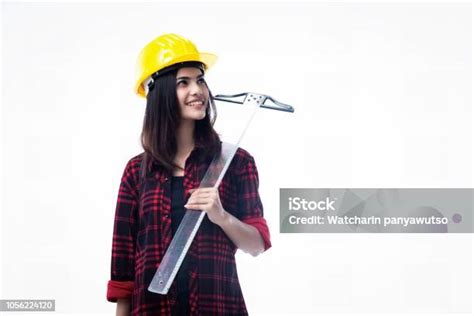 젊은 여자 엔지니어 노란색 안전 헬멧을 착용 하 고 플라스틱 눈금자를 손에 잡고 미소와 행복 한 얼굴 왼쪽 얼굴 개념에 대한 스톡 사진 및 기타 이미지 Istock